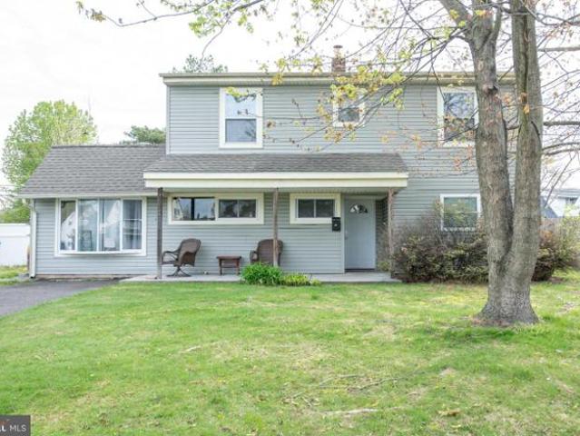 14 Cornflower Ln, Levittown, PA 19055