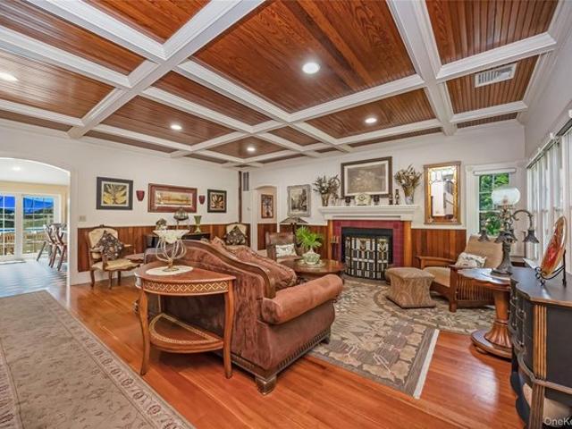 14 Danes St, Blue Point, NY 11715