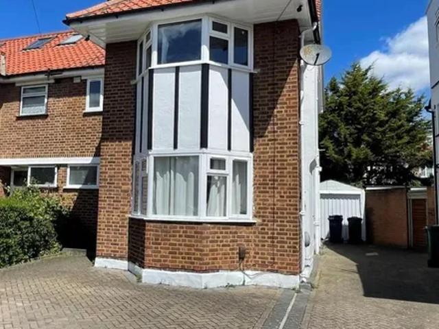 14 Devonshire Road, London, NW7 1LL, United Kingdom | 4 bed duplex for rent #126327842 | Rentberry