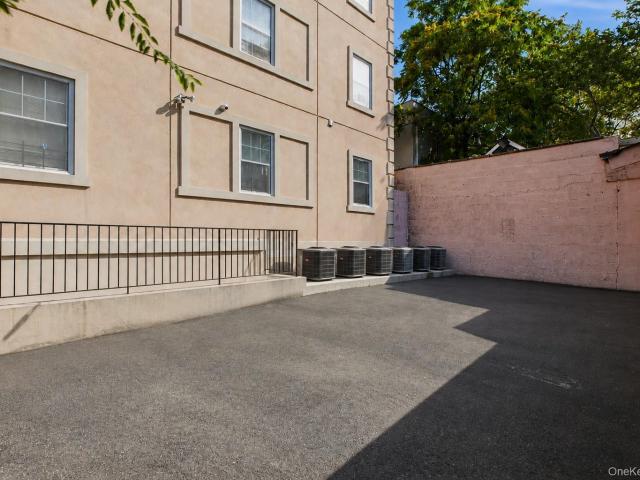 14 E Sanford Boulevard