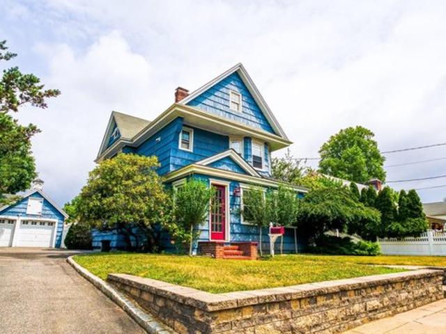 14 Easton St, Lindenhurst, NY 11757