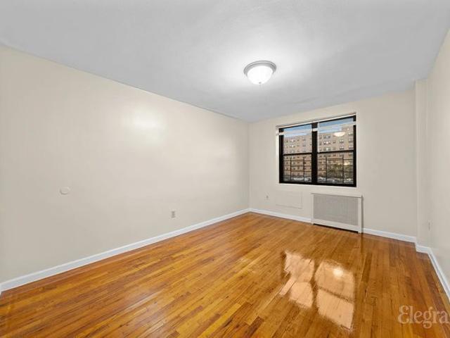 14 Elk St, Hempstead, NY 11550
