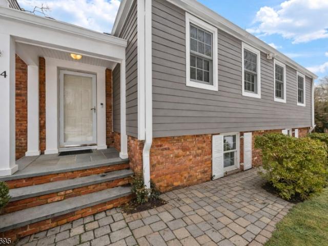 14 Fairfield Dr E