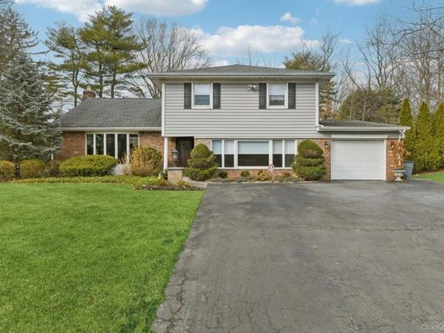 14 Fairway Dr, Great Neck, NY 11020