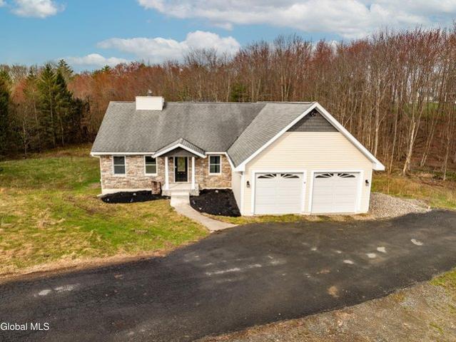 14 Fiddlers Ln, Averill Park, NY 12018