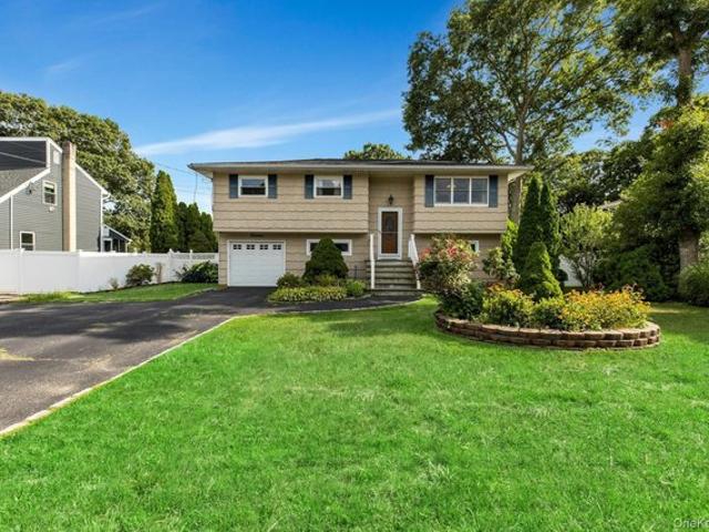 14 Floradora Dr, Mastic, NY 11950