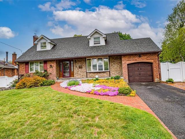 14 Grover Ln, East Northport, NY 11731