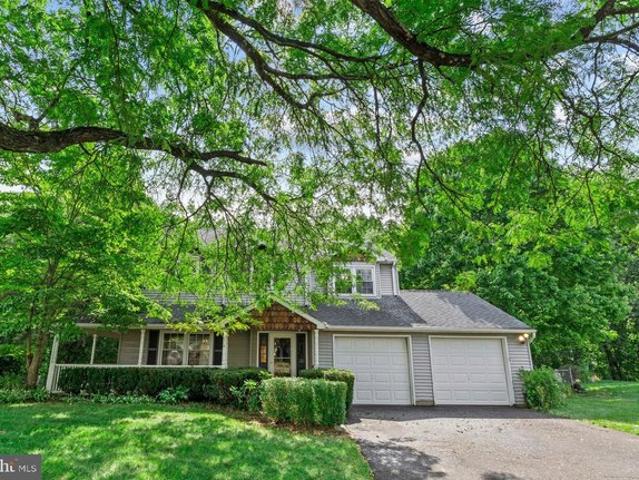 14 Greenway Cir, Fairless Hills, PA 19030