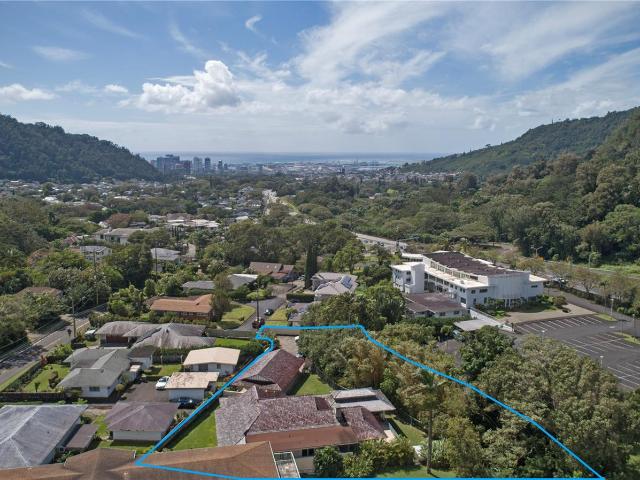 14 Hakumele Pl, Honolulu, HI 96817 | MLS #202609 | Compass