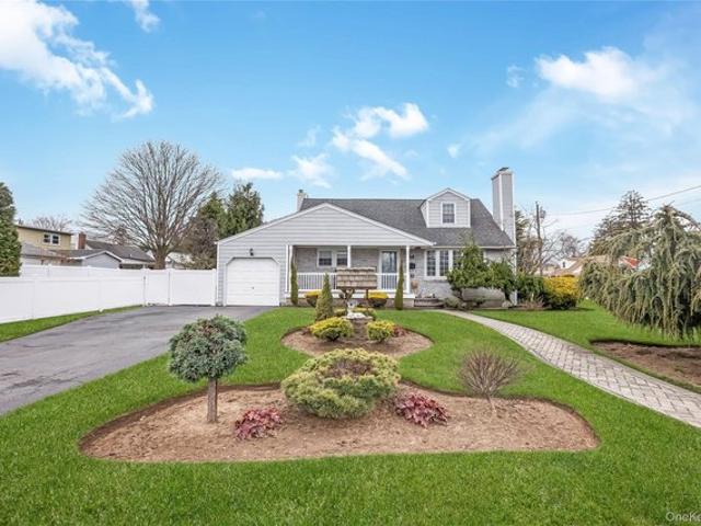 14 High St, Farmingdale, NY 11735