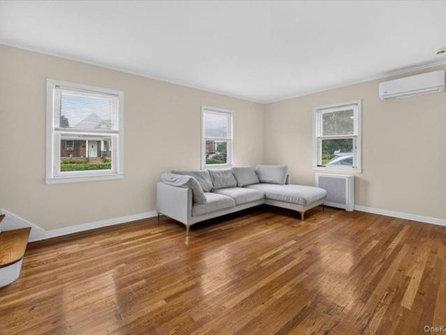 14 Ivy Pl, Valley Stream, NY 11581