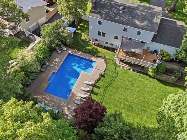 14 Julia Cir, East Setauket, NY 11733