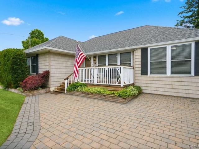 14 Kenneth Ln, North Babylon, NY 11703