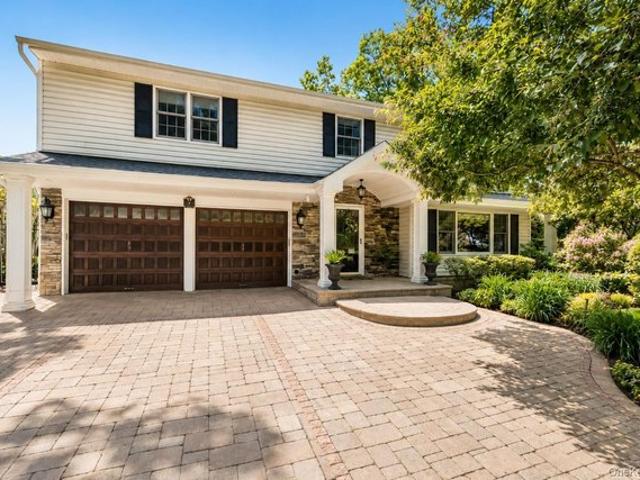 14 Kristi Ln, Lake Grove, NY 11755