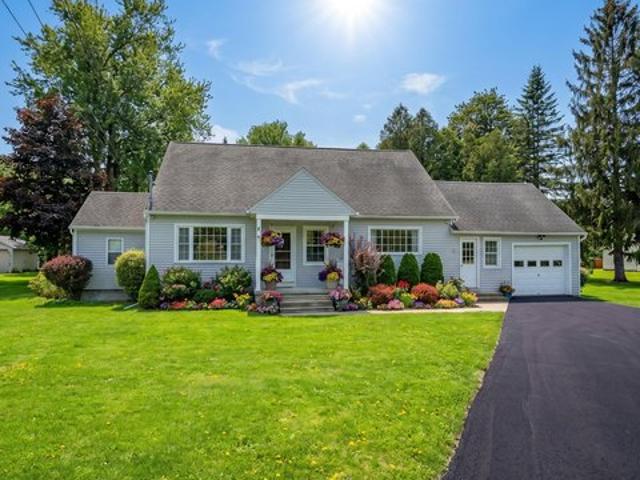 14 Lansing St, Hagaman, NY 12086