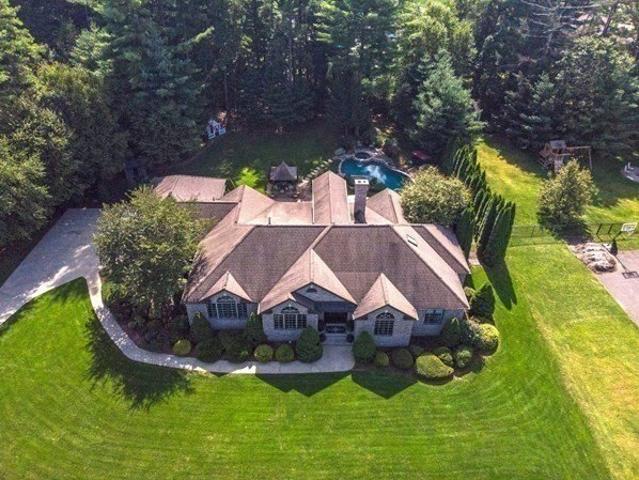 14 Lexington Cir, Southwick, MA 01077
