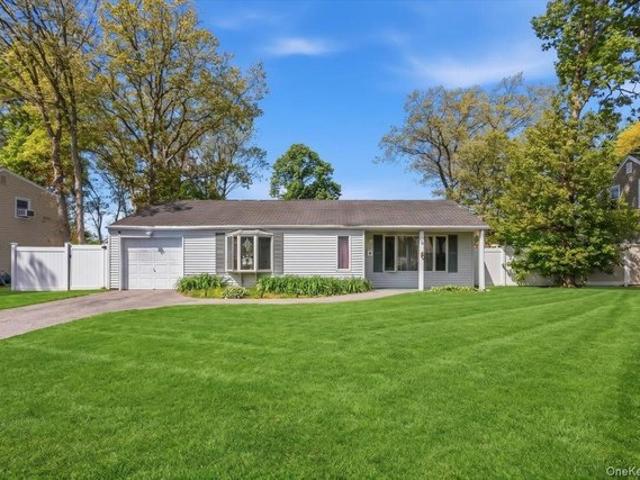 14 Lurcott Ln, Central Islip, NY 11722