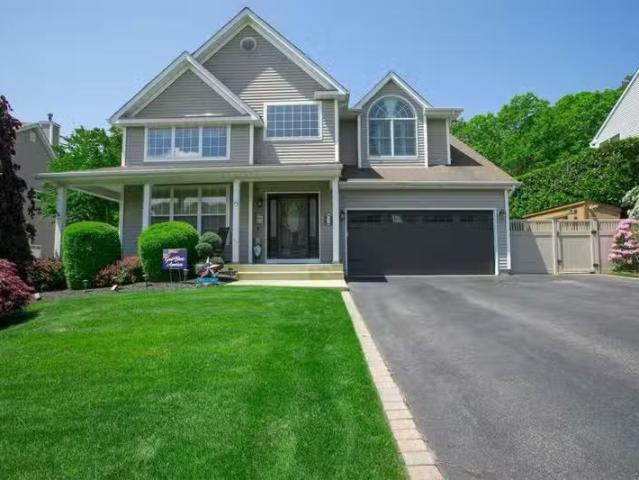 14 MANORVIEW WAY, MANORVILLE, NY 11949 Single Family Residence.