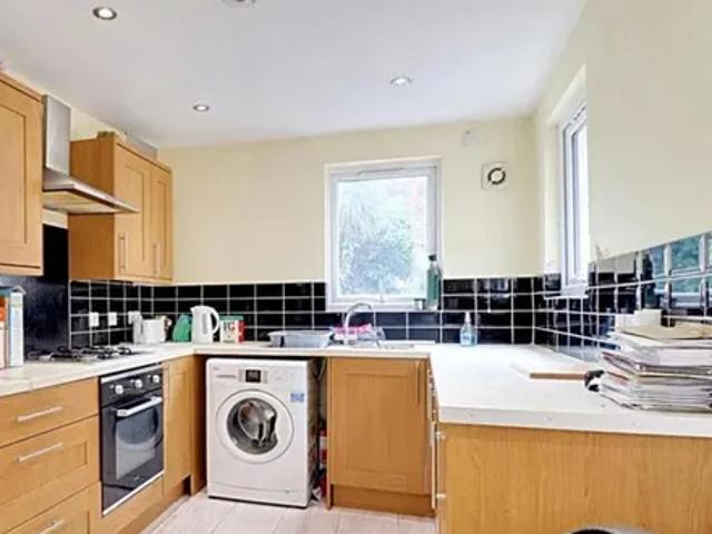 14 Middle Road, London, E13 0DQ, United Kingdom | 4 bed townhouse for rent #137932280 | Rentberry