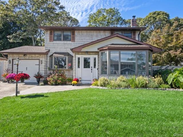 14 Mountain St, Lake Ronkonkoma, NY 11779