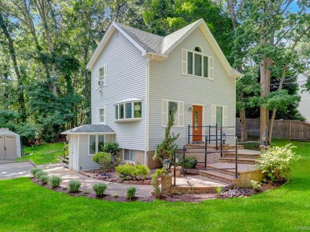14 Neponsit Rd, Sound Beach, NY 11789
