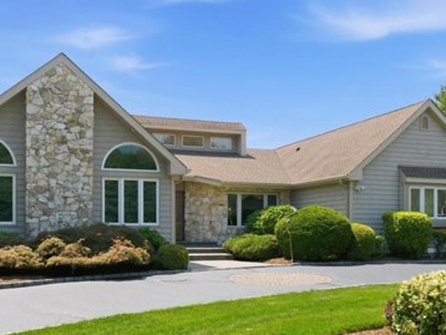 14 Paddock Dr, Northport, NY 11768