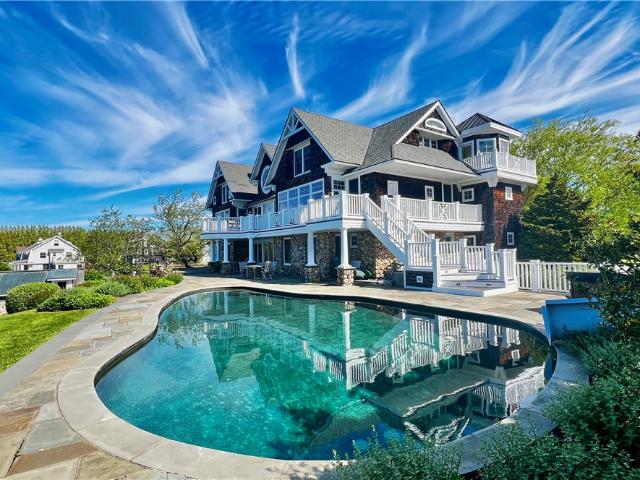 14 Pawcatuck Avenue