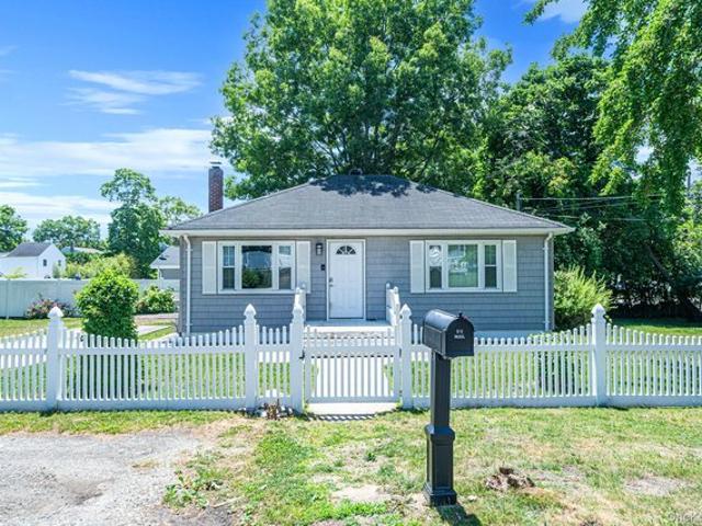 14 Pinelawn Ave, Farmingville, NY 11738