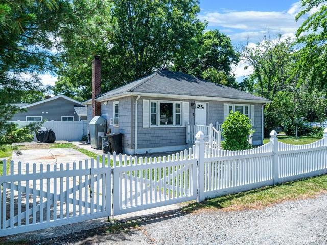 14 Pinelawn Avenue