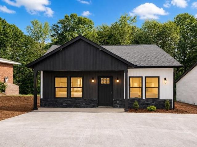 14 Poplar St, Woodruff, SC 29388