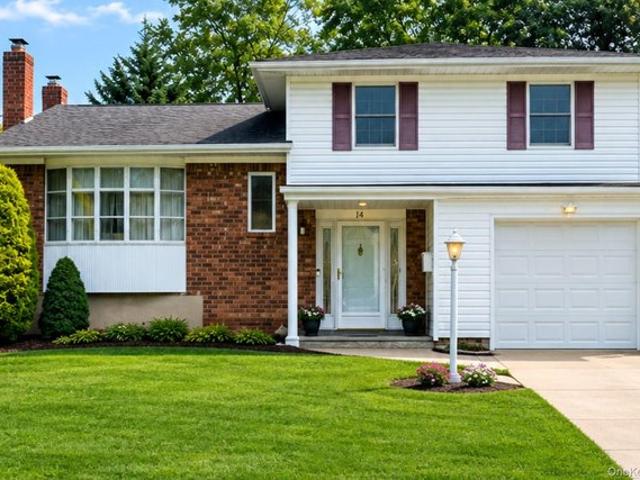 14 Poppy Dr, Massapequa Park, NY 11762