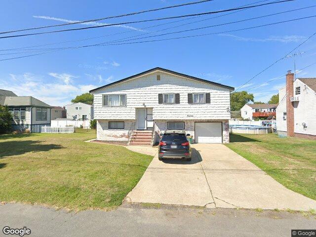 14 Plain St, Lindenhurst, NY 11757