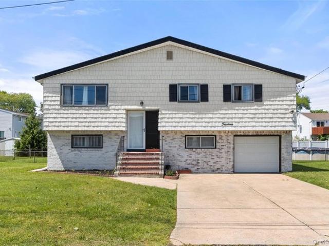 14 Plain St, Lindenhurst, NY 11757