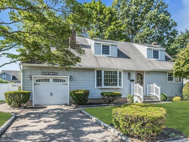 14 Prade Ln, Massapequa Park, NY 11762