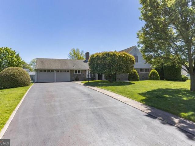 14 Red Berry Rd, Levittown, PA 19056