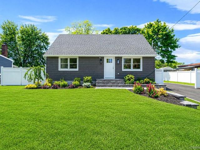 14 Reizen Ave, Centereach, NY 11720