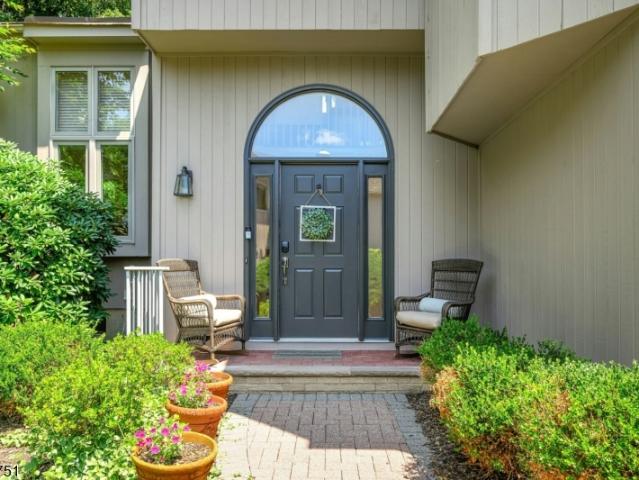 14 Robinhood Dr