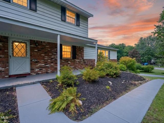 14 Rolling Brook Dr, Clifton Park, NY 12065