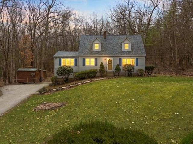 14 Schaefer Cir, Hudson, NH 03051