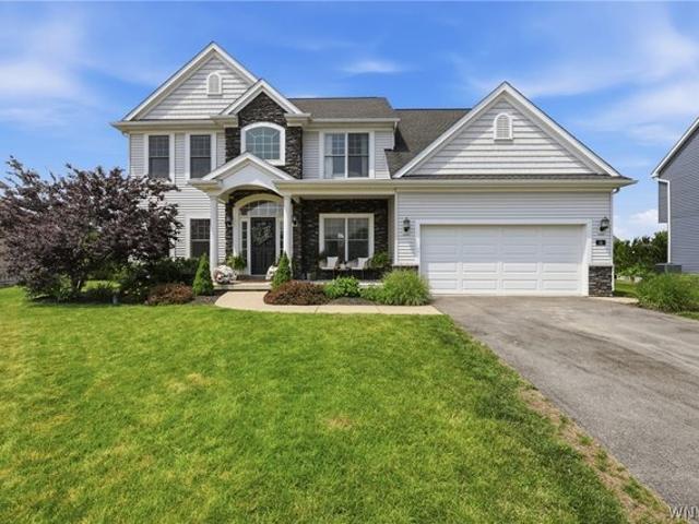 14 Silent Meadow Ln, Lancaster, NY 14086