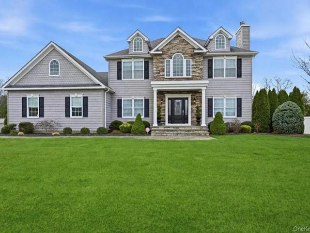 14 Southview Cir, Lake Grove, NY 11755