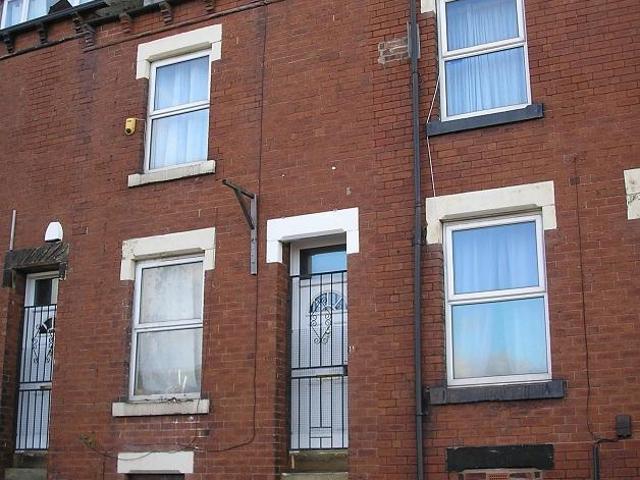 14 Spring Grove Walk Hyde Park Leeds. 4 bed house to rent £1,691 pcm £390 pw
