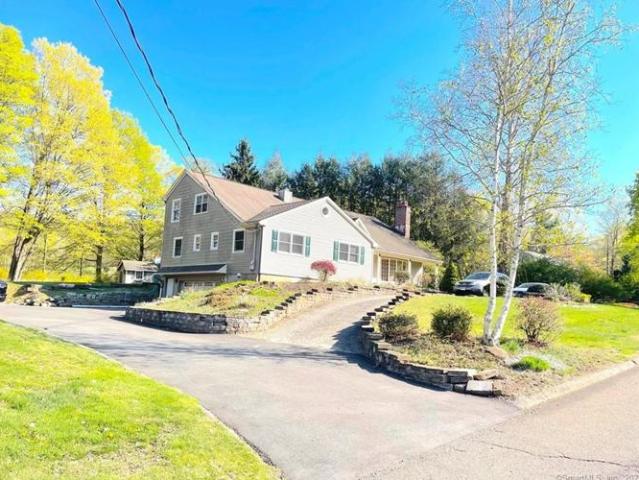 14 Squire Ln, Hamden, CT 06518