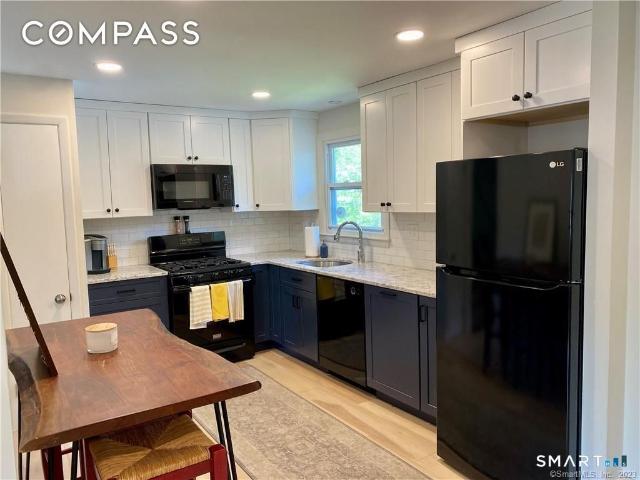 14 Stonegate Dr, Branford, CT