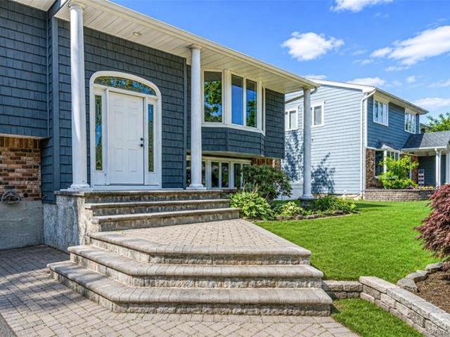 14 Stanley Pl, Hauppauge, NY 11788