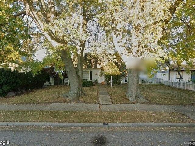 14 Surrey Ln, Levittown, NY 11756
