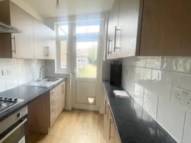 14 Sydney Road, London, IG6 2ED, United Kingdom | 4 bed duplex for rent #154612496 | Rentberry