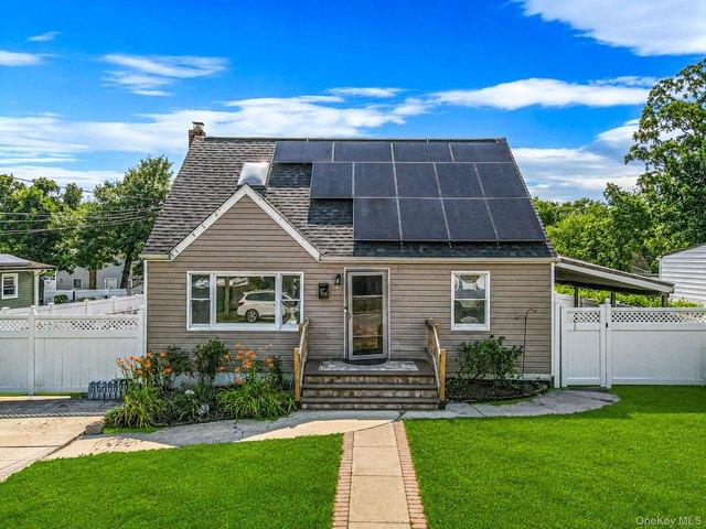 14 Sylvan St, Bay Shore, NY 11706