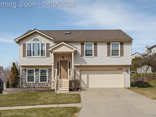 15044 Burrows Dr, Holly, MI 48442