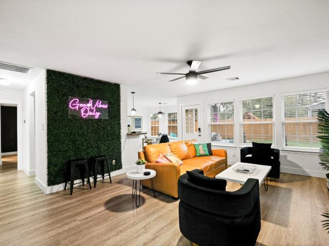 1504 W 43rd Street